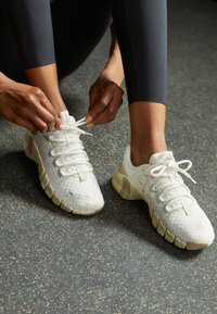 Nike Performance FREE METCON 5 - Trainingsschoen - smokey mauve ...