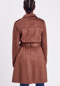 Cache Cache LANGER AUS MIT KNÖPFEN - Trenchcoat - marron/braun - Zalando.at