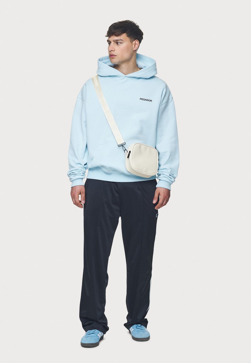 Pegador SKIBO LOGO SHOULDER BAG UNISEX - Across body bag - desert sand ...