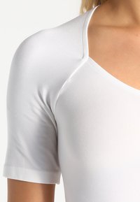FALKE FALKE SHORT SLEEVE FALKE BODY BLICKDICHT BEIGE - Body - ivory ...