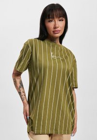 Karl Kani SMALL SIGNATURE PINSTRIPE OS - Camiseta estampada - olive ...