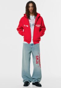 PULL&BEAR EVANGELION - Sweatjacke - red/rot - Zalando.ch