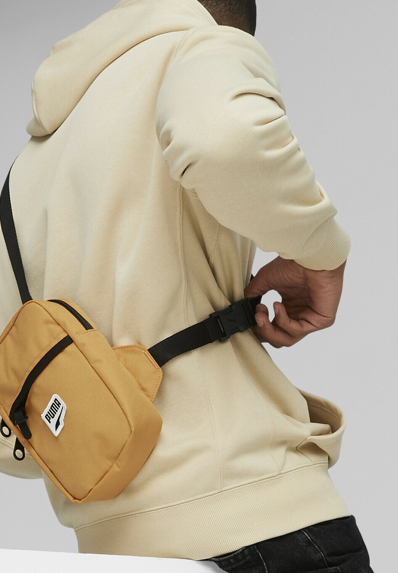 Puma DOWNTOWN FRONT LOADER - Umhängetasche - desert clay/beige - Zalando.ch