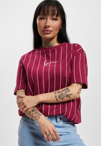 Karl Kani SMALL SIGNATURE PINSTRIPE OS - T-shirt imprimé - berry white ...