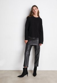 Zign Studio RESPONSIBLE WOOL & RECYCLED. CASHMERE CREW NECK SWEATER ...