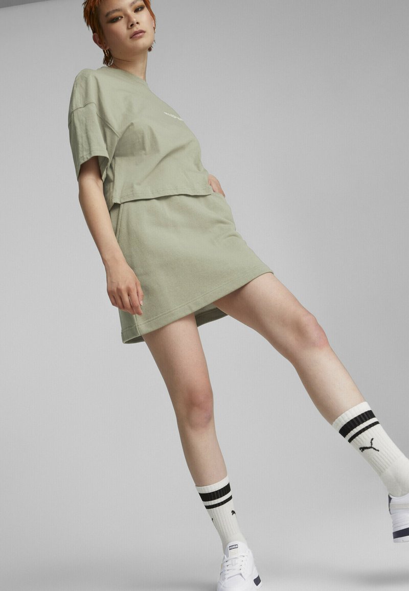 Puma RE:COLLECTION RELAXED - Print T-shirt - pebble gray heather/beige ...