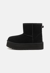 UGG CLASSIC MINI - Platvormtallaga poolsaapad - black/must - Zalando.ee