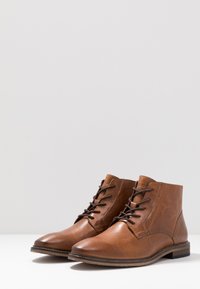 Pier One Kotníkové boty - cognac/koňaková - Zalando.cz
