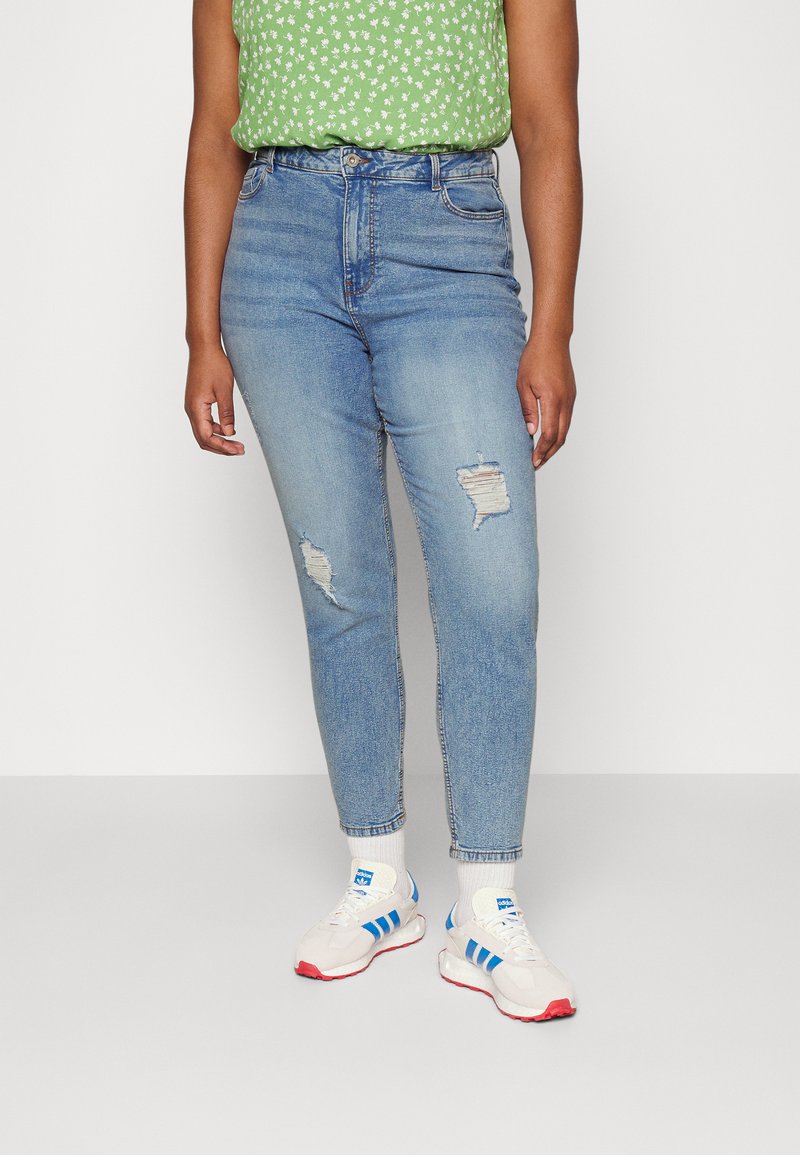 Pieces Curve PCKESIA MOM ANK - Slim fit jeans - light blue denim/light ...
