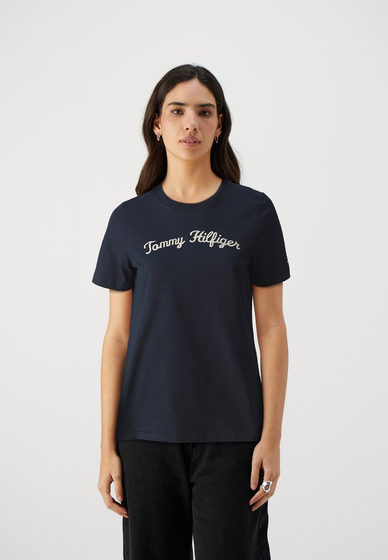 Tommy Hilfiger SCRIPT - Apdrukāts T-krekls - desert sky/tumši zils ...