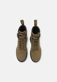 Dr. Martens COMBS TECH UNISEX - Plateaustiefelette - olive/oliv ...
