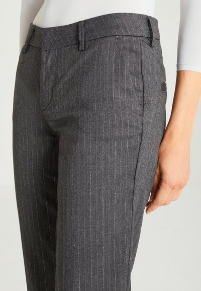 Reiko LIZZY FANCY - Pantalon classique - gris - ZALANDO.FR
