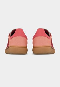 adidas Originals HANDBALL SPEZIAL UNISEX - Trainers - haze coral/team ...