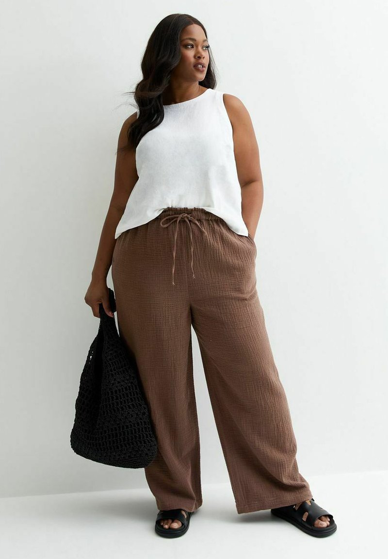 New Look Curves Spodnie materiałowe/ciemnobrązowy - Zalando.pl