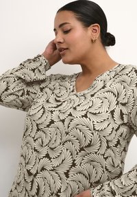 Kaffe Curve KCMARINA AMI V-NECK - Blusa - forest night fan print/verde ...