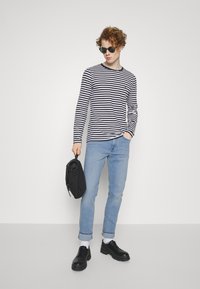 Tommy Hilfiger SLIM BLEECKER - Vaqueros slim fit - emmet indigo/blue ...