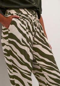 Kaffe MARITA AMBER - Broek - sand green animal print/beige - Zalando.nl