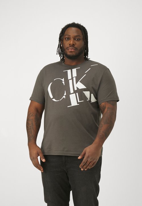 Calvin Klein Jeans Plus SEASONAL MONOLOGO TEE - T-Shirt print - ck black/porpoise/schwarz ...
