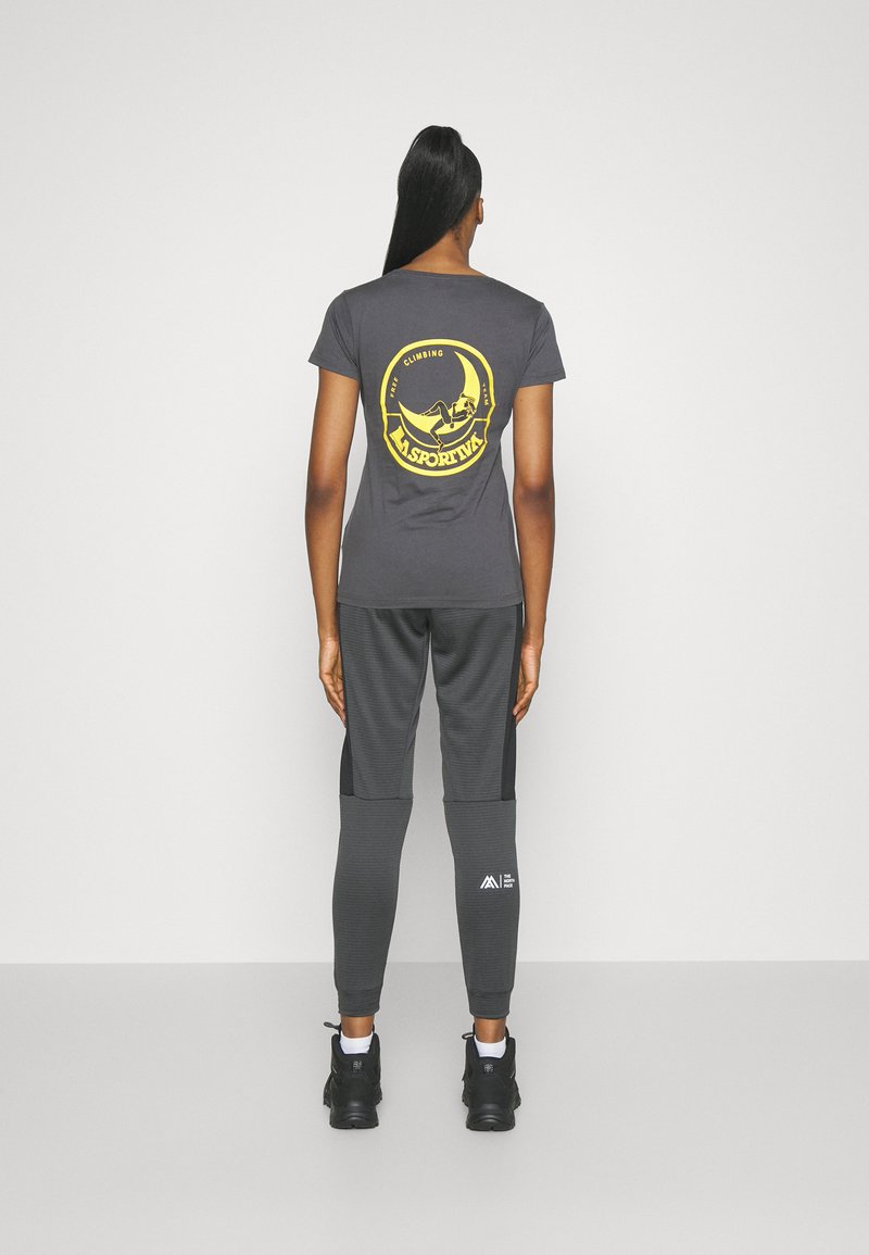 La Sportiva CLIMBING ON THE MOON - T-shirts print - carbon/giallo/sort ...
