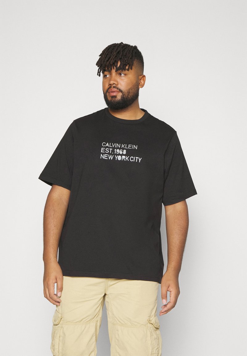 Calvin Klein MIXED LOGO PLUS SIZE - T-Shirt print - black/schwarz ...