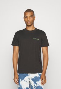 Calvin Klein Jeans LOGO TAPE TEE GENDERLESS UNISEX - T-shirt print - black/zwart - Zalando.nl