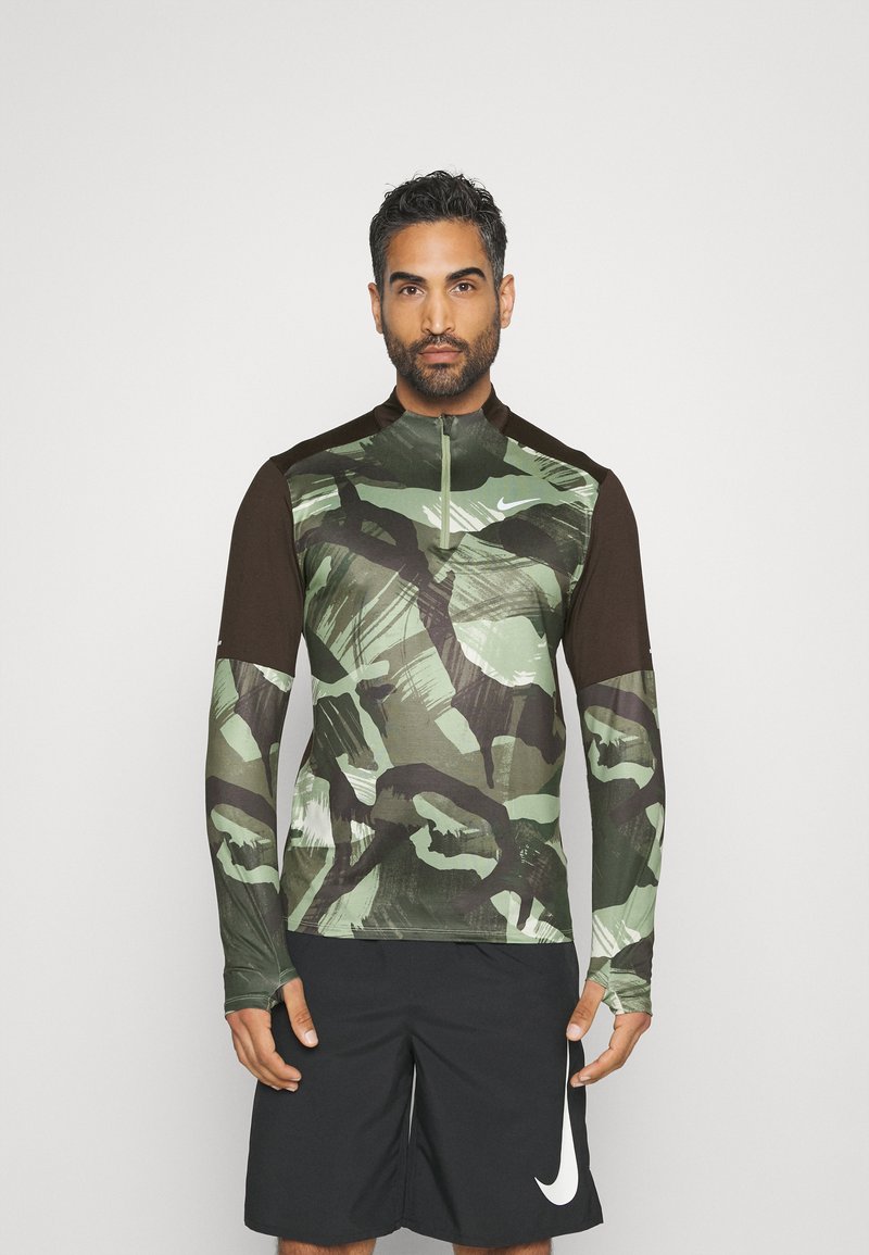 Nike Performance Langarmshirt - oil green/velvet brown/reflective ...