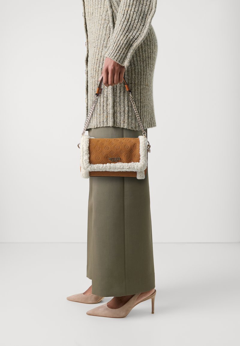 Guess DAVIKA - Handtas - cognac - Zalando.be