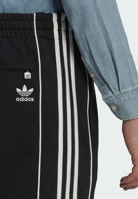 adidas Originals ESS SWTP - Jogginghose - black/schwarz - Zalando.de