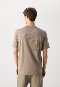 BOSS TEE 5 - Print T-shirt - beige/light green - Zalando.co.uk