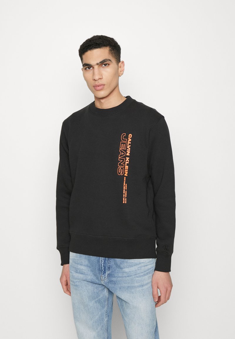 Calvin Klein Jeans STACKED OUTLINE LOGO CREW NECK - Sweatshirt - black ...