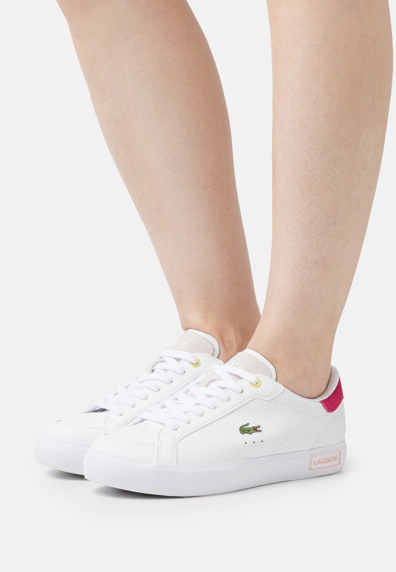 Lacoste POWERCOURT - Zapatillas - white/pink/blanco - Zalando.es