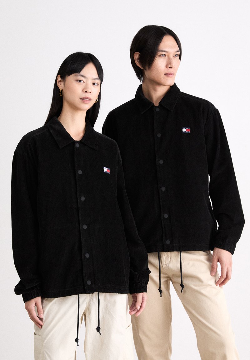 Tommy Jeans BADGE COACH OVERSHIRT UNISEX - Kevyt takki - black/musta ...