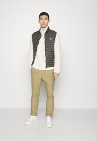 Colmar Originals MENS DOWN VEST - Chaleco - vulcan-black/negro - Zalando.es