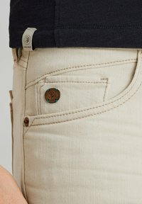 Cast Iron SHIFTBACK - Jeans Shorts - summer sand/beige - Zalando.ch