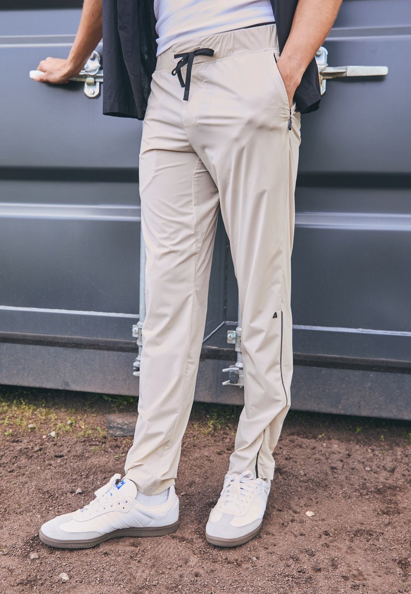 BOSS ACTIVE MOVE - Tracksuit bottoms - open beige/beige - Zalando