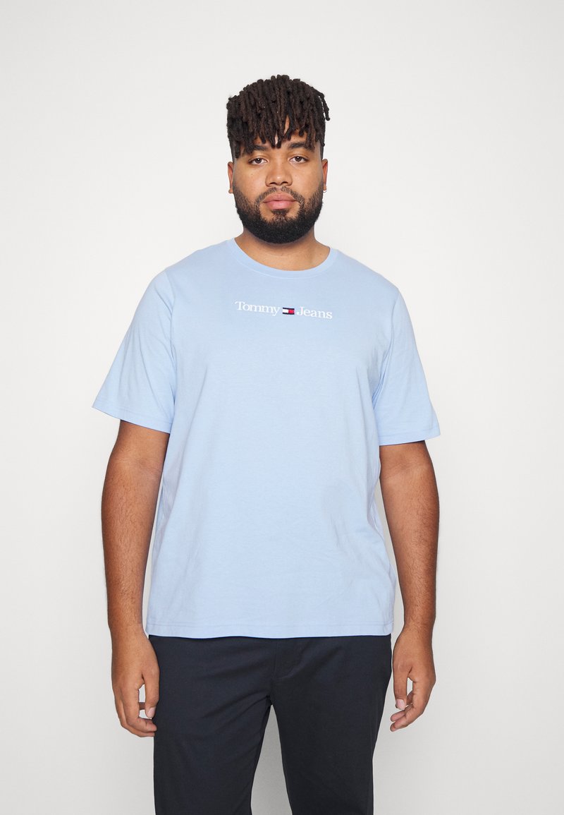 Tommy Jeans Plus LINEAR LOGO - T-shirt con stampa - pearly blue/celeste ...