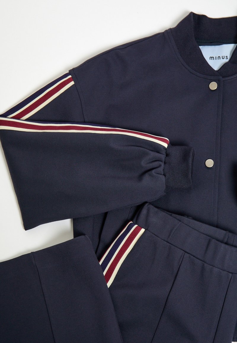 Minus MARABELLA MID WAIST - Broek - sky captain/donkerblauw - Zalando.nl