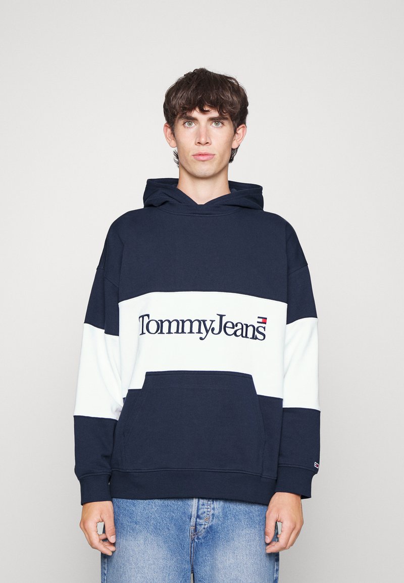 Tommy Jeans SKATER SERIF LINEAR HOODIE - Sudadera - twilight navy/azul marino - Zalando.es
