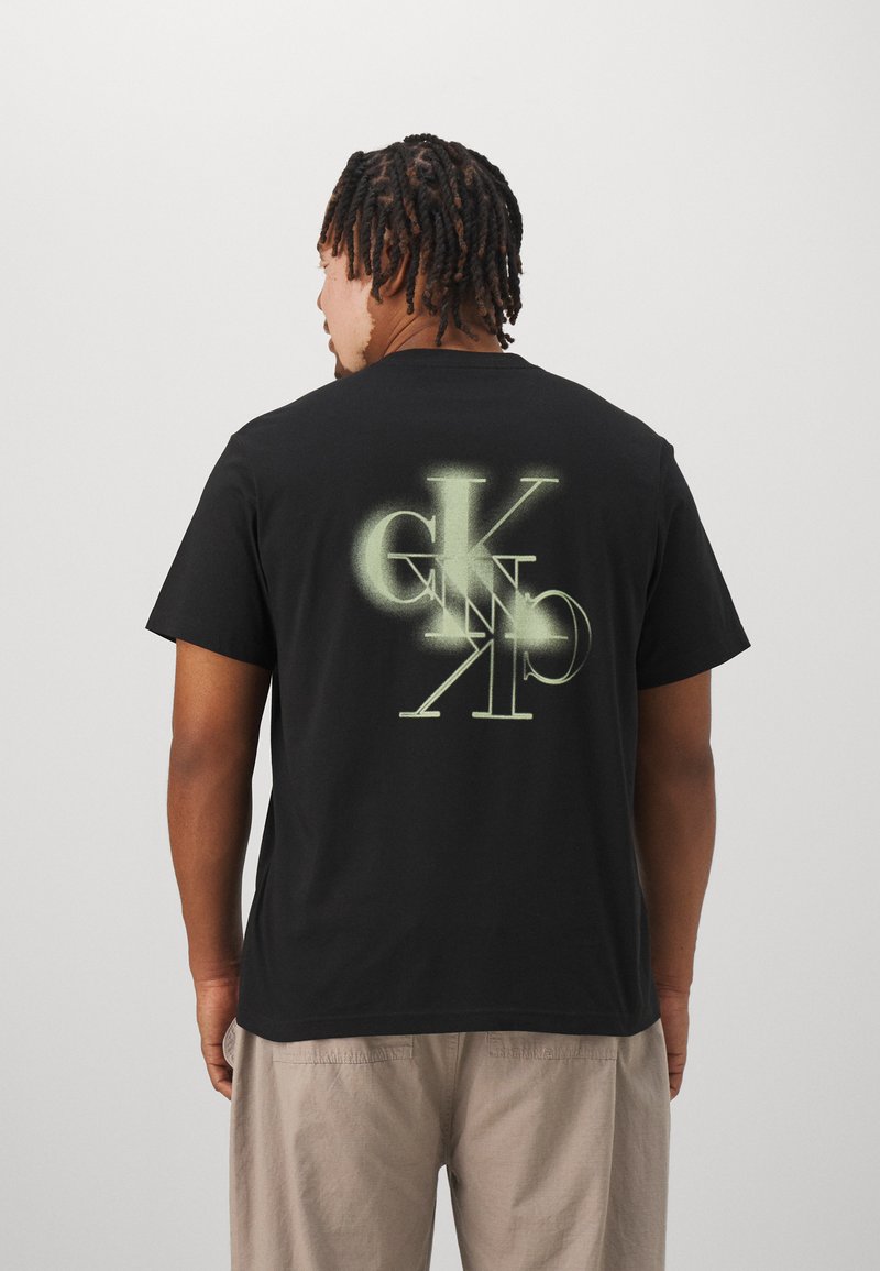 Calvin Klein Jeans Plus MIRRORED LOGO - T-shirt imprimé - black/noir ...