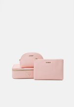 Guess SET - Kosmetiktasche - pink - Zalando.ch