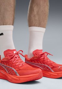 Puma DEVIATE NITRO 4 - Trail hardloopschoenen - ultra red- silver ...