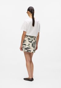 KARL LAGERFELD ALL-OVER-PRINT MINI - Miniszoknya - vacances de karl ...