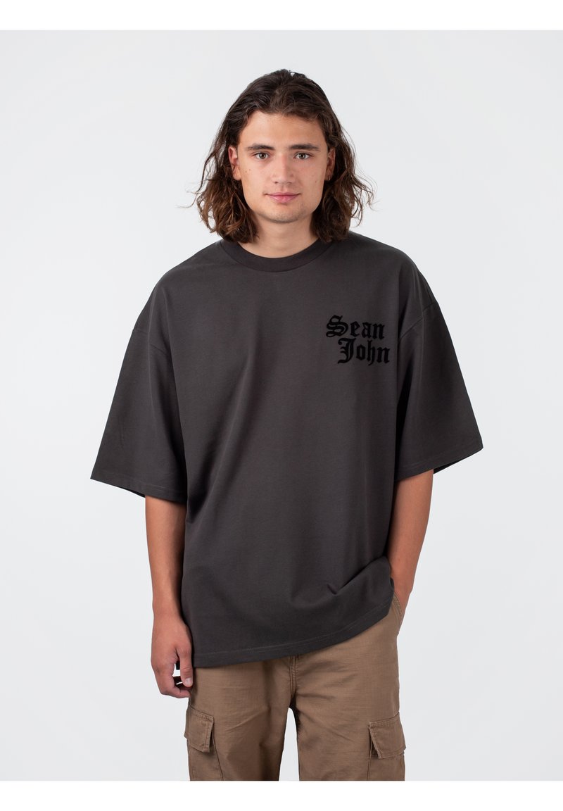 Sean John OLD ENGLISH LOGO YACHT CLUB TEE - T-shirt print - black/zwart ...