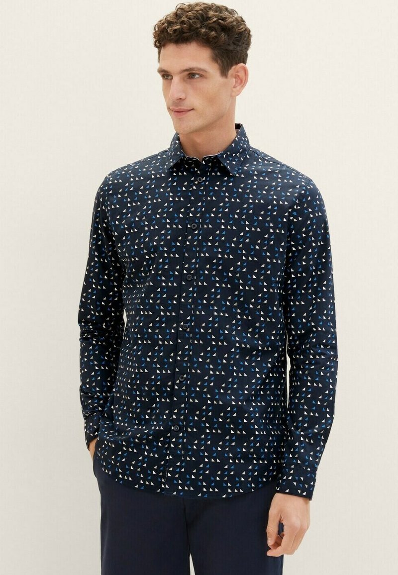 TOM TAILOR GEMUSTERTES - Košile - navy sporty triangle design/tmavě ...