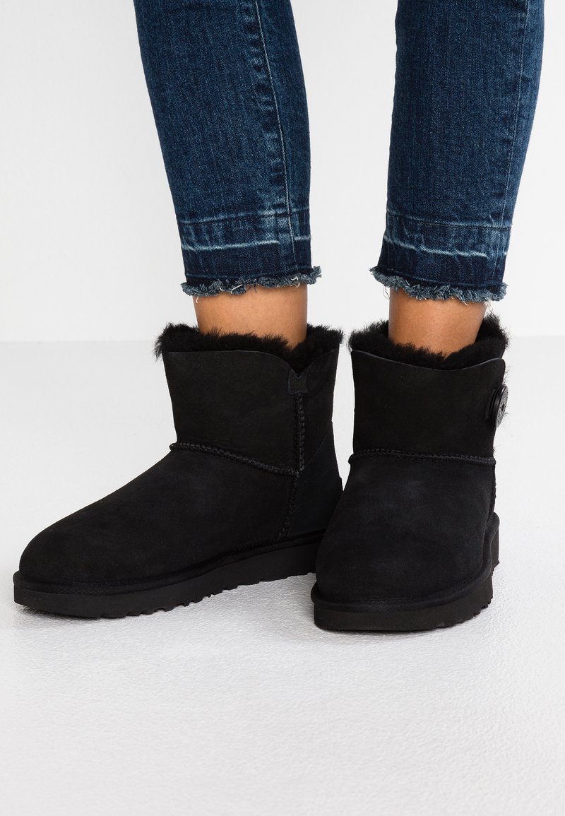 UGG MINI BAILEY BUTTON II - Botine - black/negru - Zalando.ro