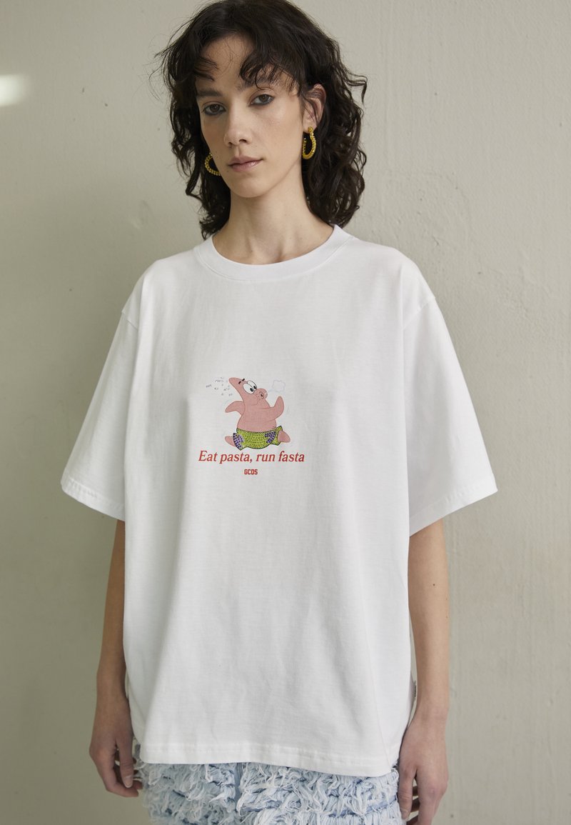GCDS SPONGEBOB PATRICK EAT PASTA - T-shirt med print - white/vit ...