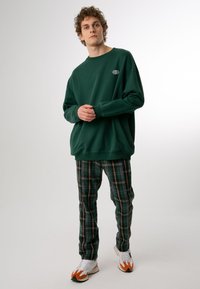 ET NOS FLANNEL - Jogginghose - dark green/dunkelgrün - Zalando.at