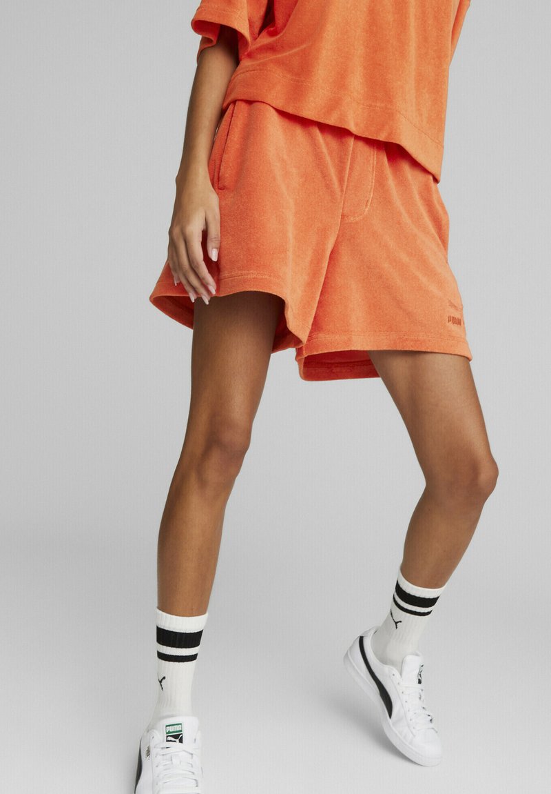 Puma CLASSICS - Shorts - chili powder/naranja - Zalando.es