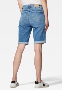 Mavi SERRA - Jeans Shorts - mid brushed sporty/light-blue denim - Zalando