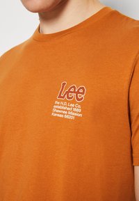 Lee LOGO TEE - T-shirt imprimé - caramel/camel - ZALANDO.FR
